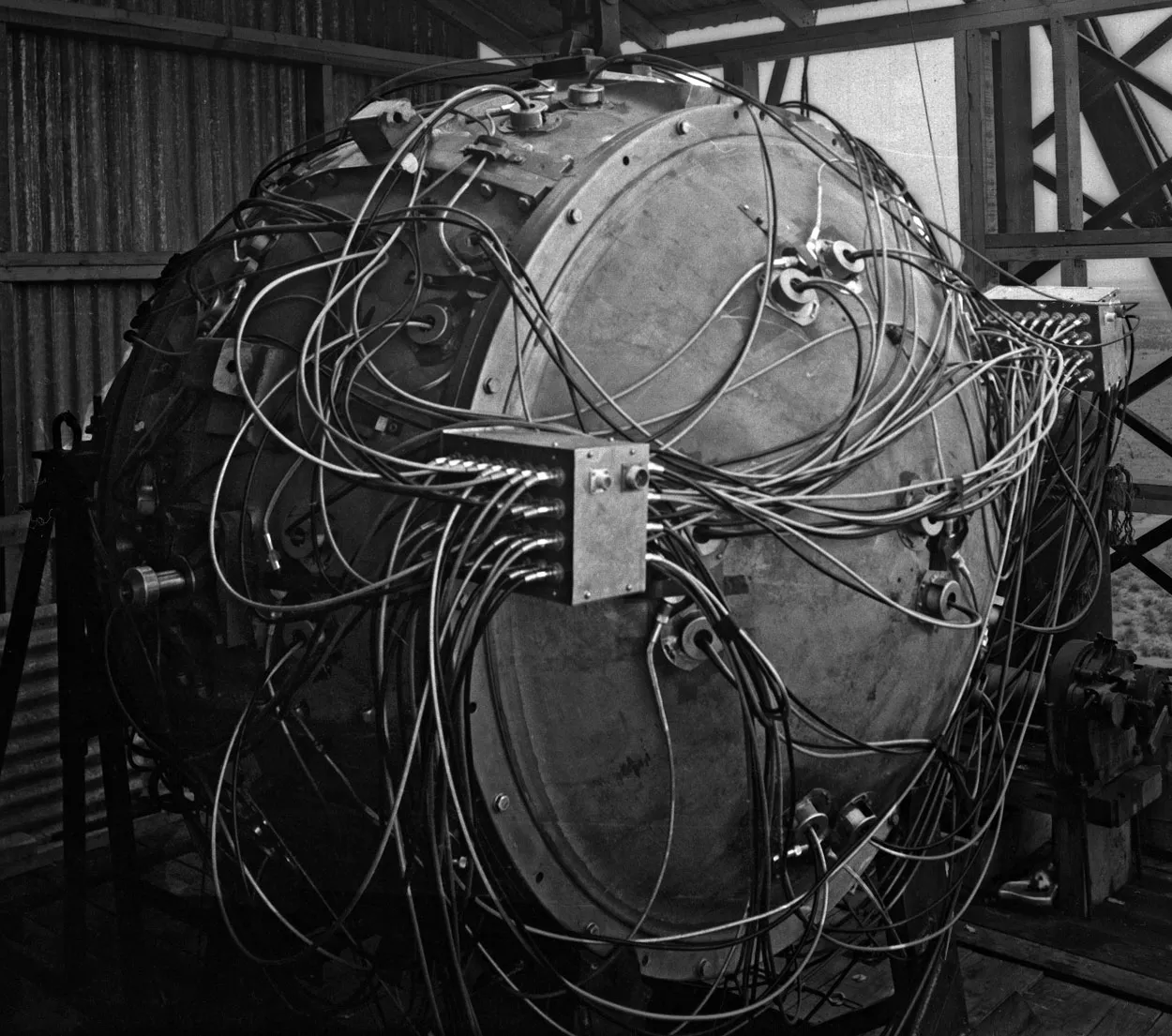 A MANHATTAN TERV * BOLYGÓN BOLYONGÓ